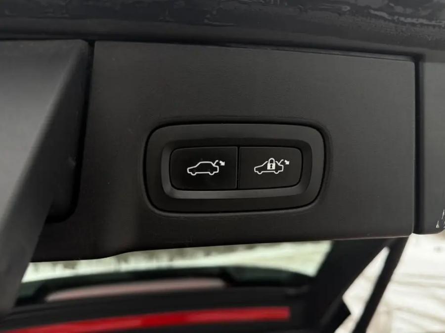Black Volvo V90 2018 in Riga, with an engine capacity of 2.00 L and mileage of 164 thousand km for 6500 €, photo 9 on AUTOMOTO.COM.LV