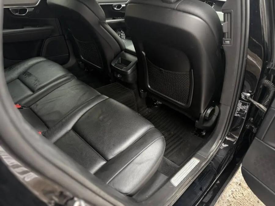 Black Volvo V90 2018 in Riga, with an engine capacity of 2.00 L and mileage of 164 thousand km for 6500 €, photo 10 on AUTOMOTO.COM.LV