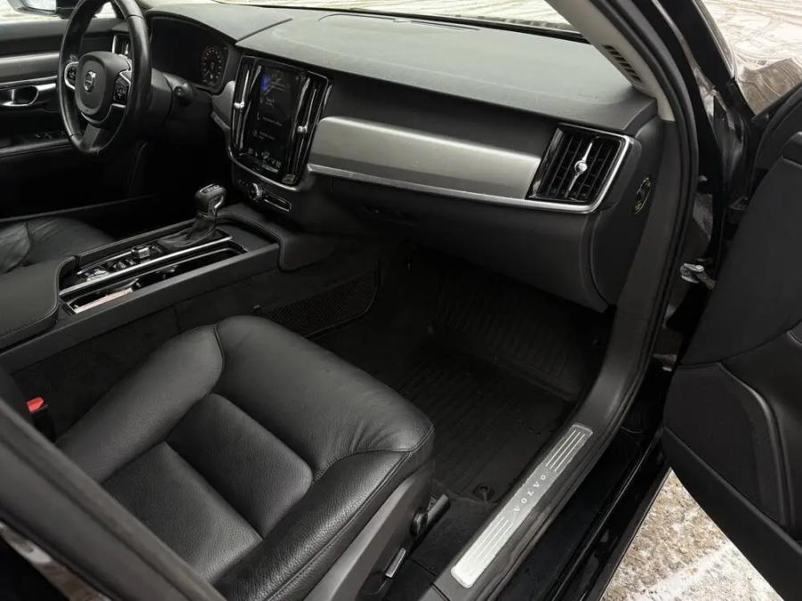 Black Volvo V90 2018 in Riga, with an engine capacity of 2.00 L and mileage of 164 thousand km for 6500 €, photo 12 on AUTOMOTO.COM.LV