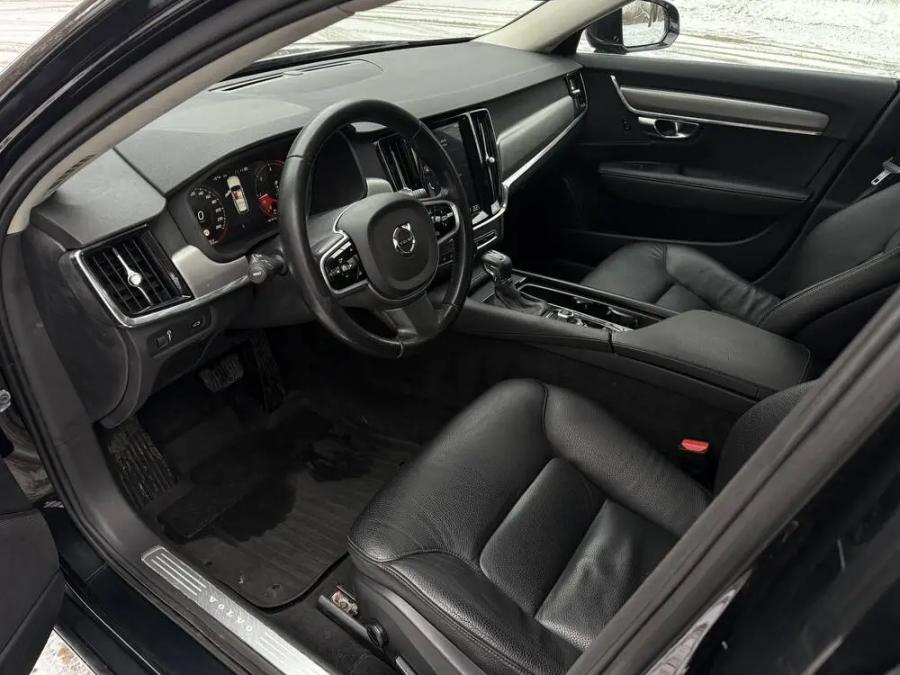 Black Volvo V90 2018 in Riga, with an engine capacity of 2.00 L and mileage of 164 thousand km for 6500 €, photo 13 on AUTOMOTO.COM.LV