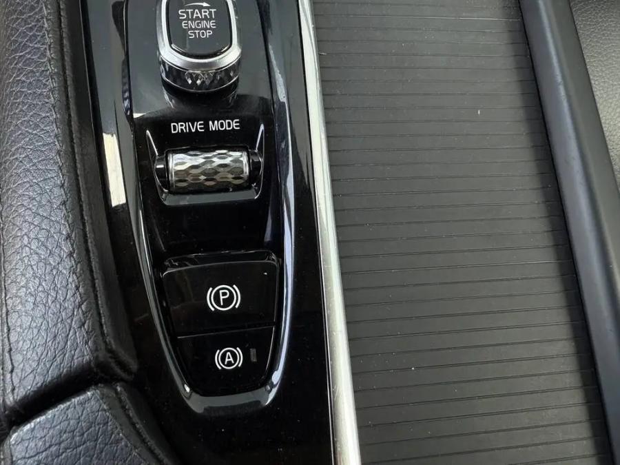 Black Volvo V90 2018 in Riga, with an engine capacity of 2.00 L and mileage of 164 thousand km for 6500 €, photo 17 on AUTOMOTO.COM.LV