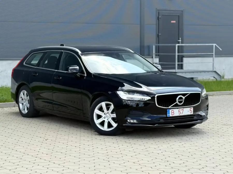 Black Volvo V90 2018 in Riga, with an engine capacity of 2.00 L and mileage of 242 thousand km for 12900 €, photo 3 on AUTOMOTO.COM.LV