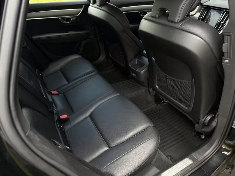 Black Volvo V90 2018 in Riga, with an engine capacity of 2.00 L and mileage of 242 thousand km for 12900 €, photo 11 on AUTOMOTO.COM.LV