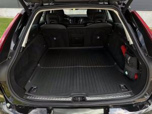 Black Volvo V90 2018 in Riga, with an engine capacity of 2.00 L and mileage of 242 thousand km for 12900 €, photo 12 on AUTOMOTO.COM.LV