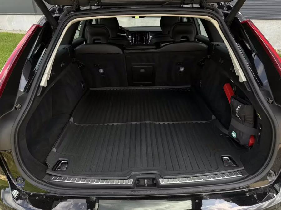 Black Volvo V90 2018 in Riga, with an engine capacity of 2.00 L and mileage of 242 thousand km for 12900 €, photo 12 on AUTOMOTO.COM.LV