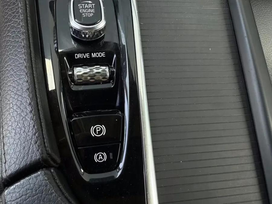 Black Volvo V90 2018 in Riga, with an engine capacity of 2.00 L and mileage of 242 thousand km for 12900 €, photo 15 on AUTOMOTO.COM.LV
