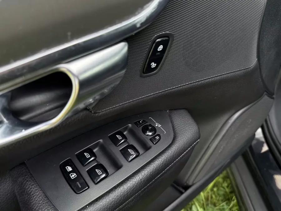 Black Volvo V90 2018 in Riga, with an engine capacity of 2.00 L and mileage of 242 thousand km for 12900 €, photo 17 on AUTOMOTO.COM.LV