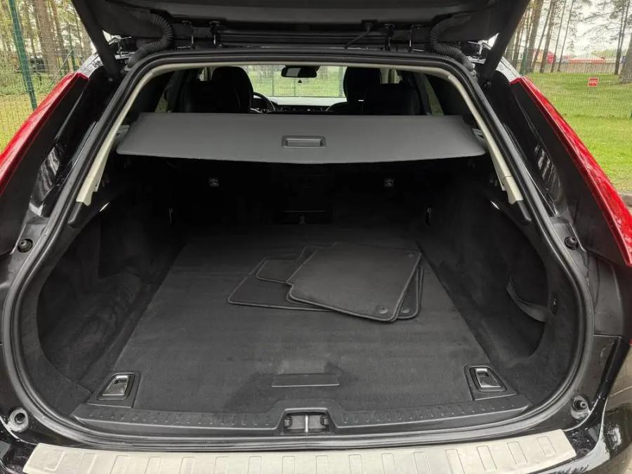 Black Volvo V90 2018 in Riga, with an engine capacity of 2.00 L and mileage of 164 thousand km for 13900 €, photo 14 on AUTOMOTO.COM.LV