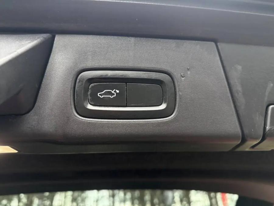 Black Volvo V90 2018 in Riga, with an engine capacity of 2.00 L and mileage of 164 thousand km for 13900 €, photo 17 on AUTOMOTO.COM.LV