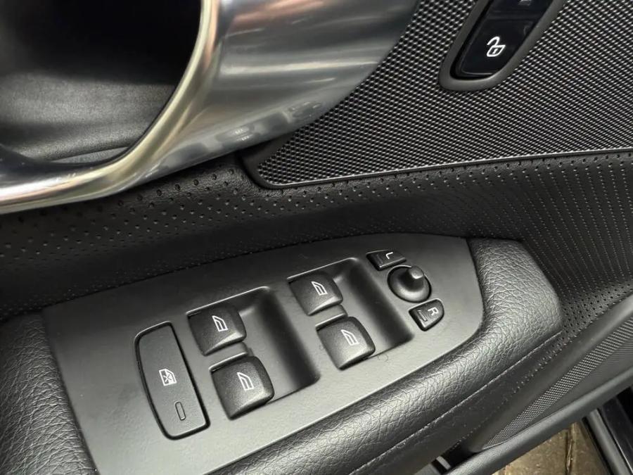 Black Volvo V90 2018 in Riga, with an engine capacity of 2.00 L and mileage of 164 thousand km for 13900 €, photo 19 on AUTOMOTO.COM.LV