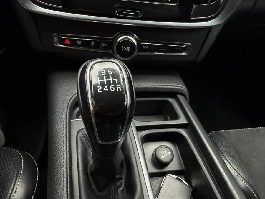 Black Volvo V90 2018 in Riga, with an engine capacity of 2.00 L and mileage of 164 thousand km for 13900 €, photo 20 on AUTOMOTO.COM.LV
