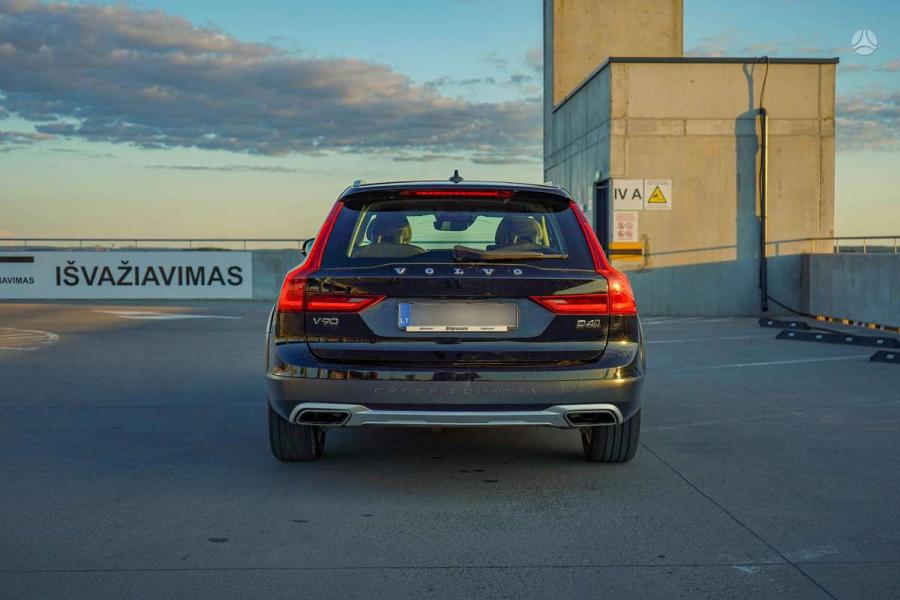 Black Volvo V90 2018 in Vilnius, with an engine capacity of 1.97 L and mileage of 146 thousand km for 22400 €, photo 4 on AUTOMOTO.COM.LV