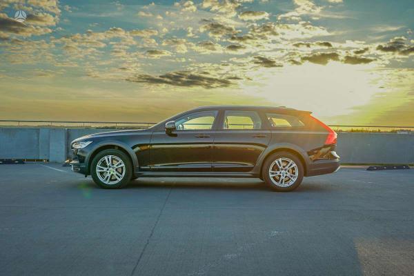 Melns Volvo V90 2018 Viļņa, ar dzinēja tilpumu 1.97 L un nobraukumu 146 tūkst. km par 22400 €, foto 4 vietnē AUTOMOTO.COM.LV