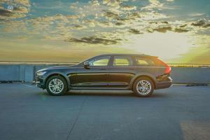 Black Volvo V90 2018 in Vilnius, with an engine capacity of 1.97 L and mileage of 146 thousand km for 22400 €, photo 5 on AUTOMOTO.COM.LV