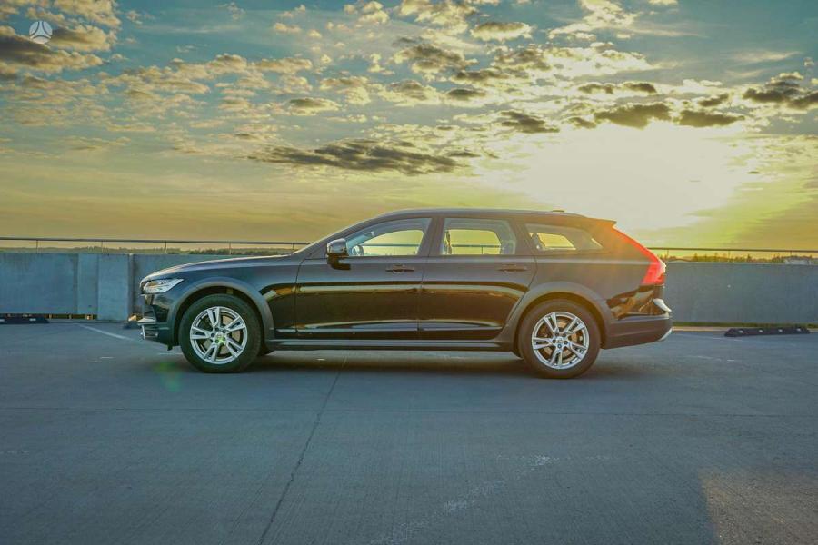 Black Volvo V90 2018 in Vilnius, with an engine capacity of 1.97 L and mileage of 146 thousand km for 22400 €, photo 5 on AUTOMOTO.COM.LV