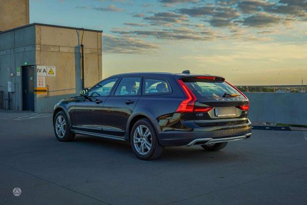 Melns Volvo V90 2018 Viļņa, ar dzinēja tilpumu 1.97 L un nobraukumu 146 tūkst. km par 22400 €, foto 5 vietnē AUTOMOTO.COM.LV