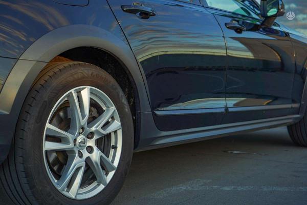 Melns Volvo V90 2018 Viļņa, ar dzinēja tilpumu 1.97 L un nobraukumu 146 tūkst. km par 22400 €, foto 6 vietnē AUTOMOTO.COM.LV