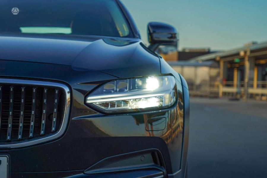 Black Volvo V90 2018 in Vilnius, with an engine capacity of 1.97 L and mileage of 146 thousand km for 22400 €, photo 8 on AUTOMOTO.COM.LV