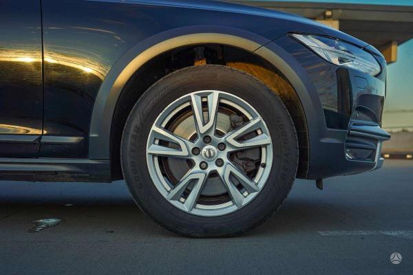 Melns Volvo V90 2018 Viļņa, ar dzinēja tilpumu 1.97 L un nobraukumu 146 tūkst. km par 22400 €, foto 8 vietnē AUTOMOTO.COM.LV