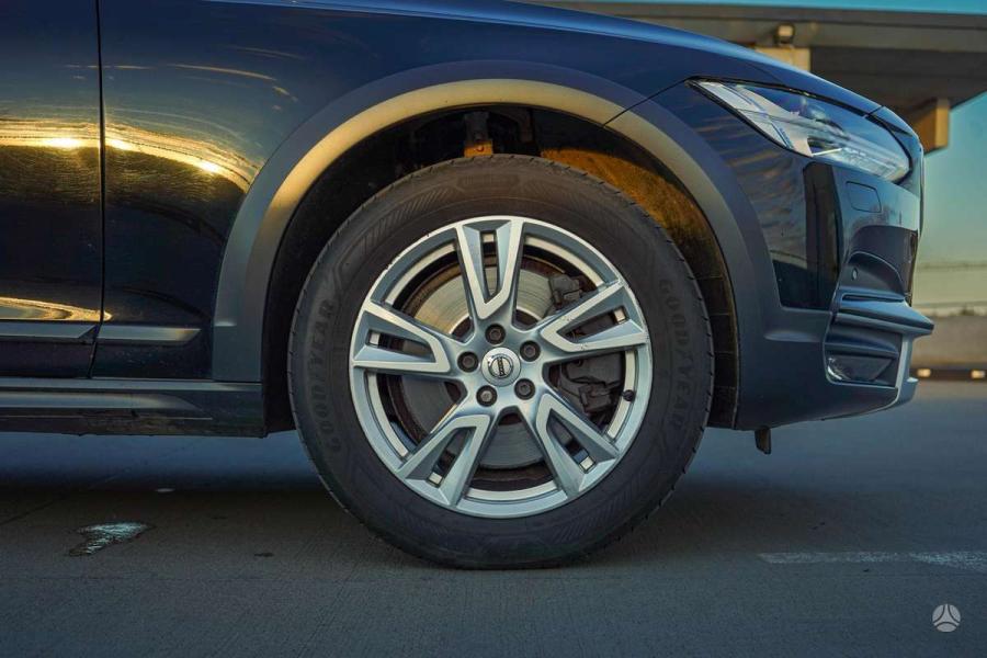 Black Volvo V90 2018 in Vilnius, with an engine capacity of 1.97 L and mileage of 146 thousand km for 22400 €, photo 9 on AUTOMOTO.COM.LV