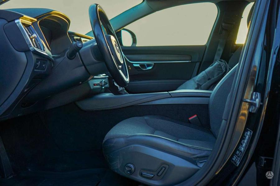 Black Volvo V90 2018 in Vilnius, with an engine capacity of 1.97 L and mileage of 146 thousand km for 22400 €, photo 10 on AUTOMOTO.COM.LV
