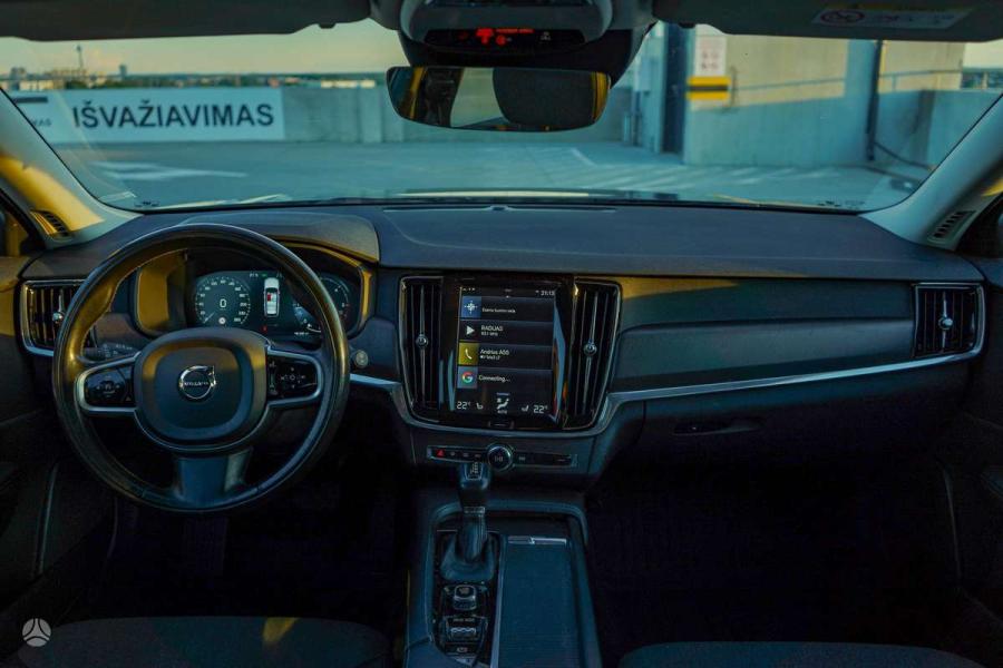 Black Volvo V90 2018 in Vilnius, with an engine capacity of 1.97 L and mileage of 146 thousand km for 22400 €, photo 13 on AUTOMOTO.COM.LV
