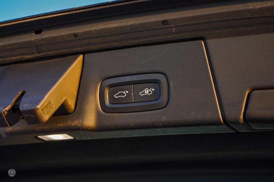 Black Volvo V90 2018 in Vilnius, with an engine capacity of 1.97 L and mileage of 146 thousand km for 22400 €, photo 18 on AUTOMOTO.COM.LV