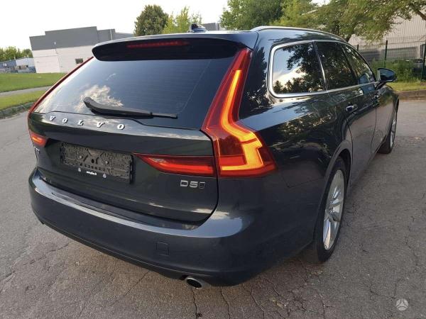 Black Volvo V90 2018 in Siauliai, with an engine capacity of 1.97 L and mileage of 330 thousand km for 12900 €, photo 4 on AUTOMOTO.COM.LV