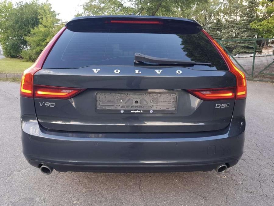 Black Volvo V90 2018 in Siauliai, with an engine capacity of 1.97 L and mileage of 330 thousand km for 12900 €, photo 7 on AUTOMOTO.COM.LV