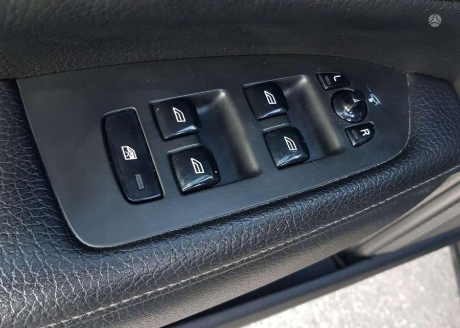 Black Volvo V90 2018 in Siauliai, with an engine capacity of 1.97 L and mileage of 330 thousand km for 12900 €, photo 13 on AUTOMOTO.COM.LV