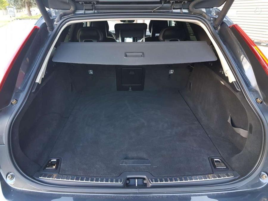 Black Volvo V90 2018 in Siauliai, with an engine capacity of 1.97 L and mileage of 330 thousand km for 12900 €, photo 14 on AUTOMOTO.COM.LV