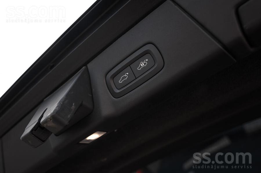 Black Volvo V90 2018 in Jelgava, with an engine capacity of 2.00 L and mileage of 216 thousand km for 19000 €, photo 14 on AUTOMOTO.COM.LV