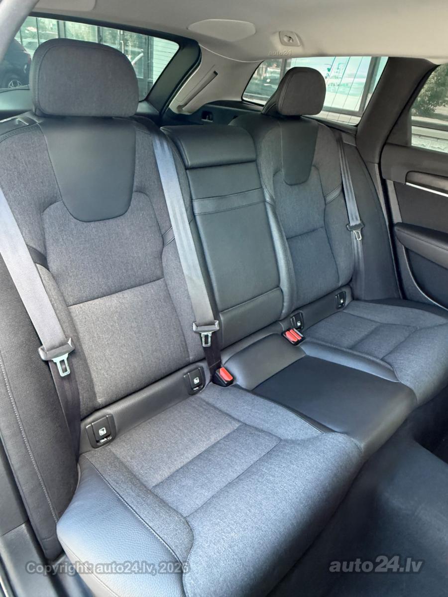 Black Volvo V90 2018 in Tallinn, with an engine capacity of 2.00 L and mileage of 212 thousand km for 14990 €, photo 11 on AUTOMOTO.COM.LV