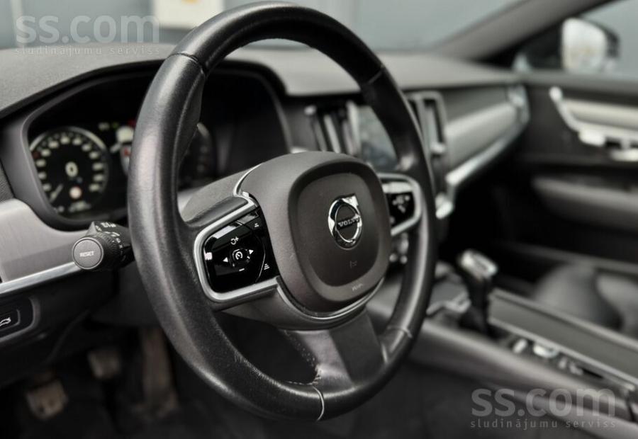 Black Volvo V90 2018 in Kuldiga, with an engine capacity of 2.00 L and mileage of 211 thousand km for 15400 €, photo 8 on AUTOMOTO.COM.LV