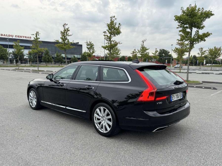 Black Volvo V90 2018 in Klaipeda, with an engine capacity of 2.00 L and mileage of 200 thousand km for 15500 €, photo 9 on AUTOMOTO.COM.LV