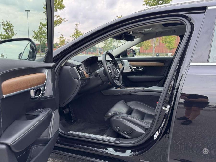 Black Volvo V90 2018 in Klaipeda, with an engine capacity of 2.00 L and mileage of 200 thousand km for 15500 €, photo 13 on AUTOMOTO.COM.LV