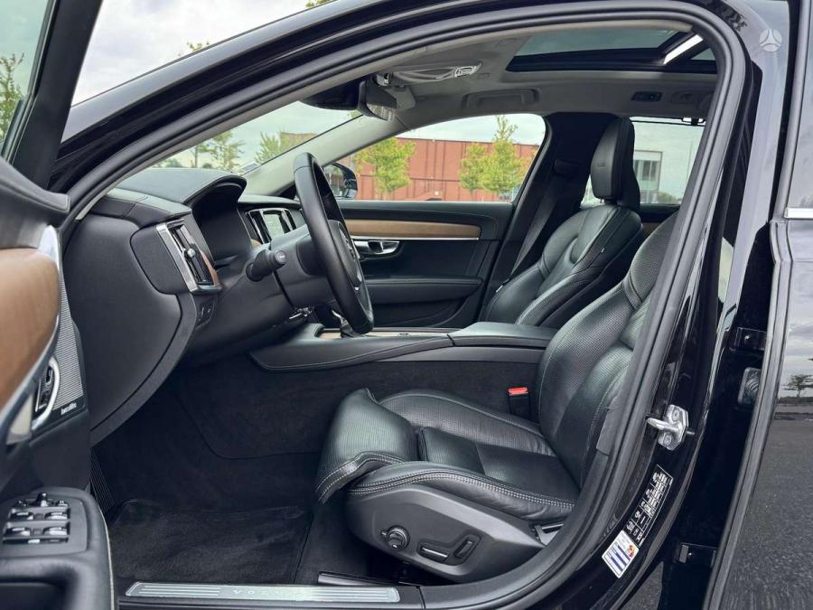 Black Volvo V90 2018 in Klaipeda, with an engine capacity of 2.00 L and mileage of 200 thousand km for 15500 €, photo 14 on AUTOMOTO.COM.LV