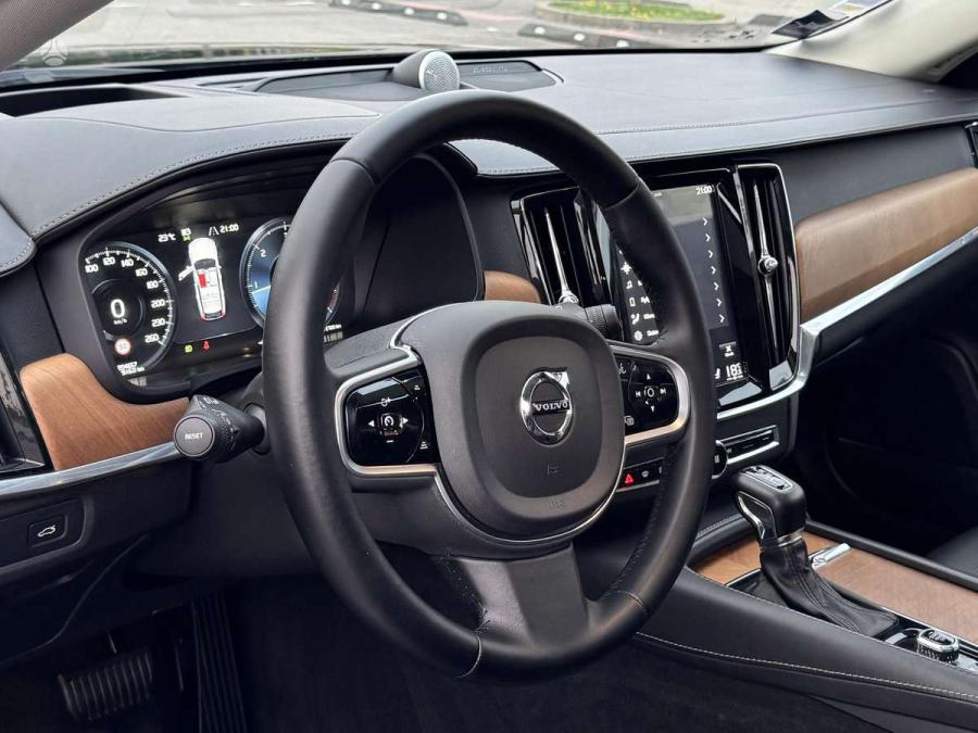 Black Volvo V90 2018 in Klaipeda, with an engine capacity of 2.00 L and mileage of 200 thousand km for 15500 €, photo 19 on AUTOMOTO.COM.LV