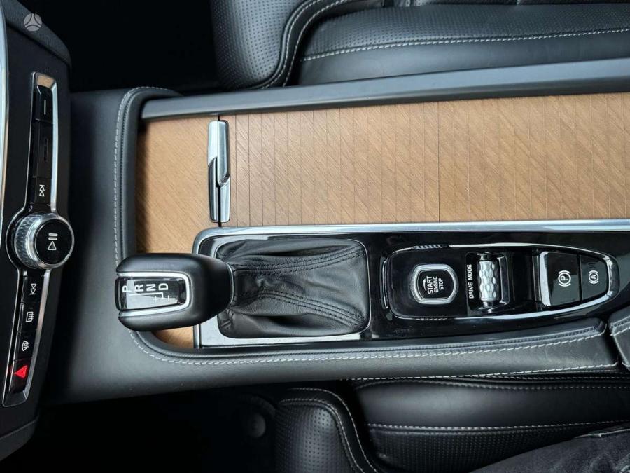Black Volvo V90 2018 in Klaipeda, with an engine capacity of 2.00 L and mileage of 200 thousand km for 15500 €, photo 23 on AUTOMOTO.COM.LV