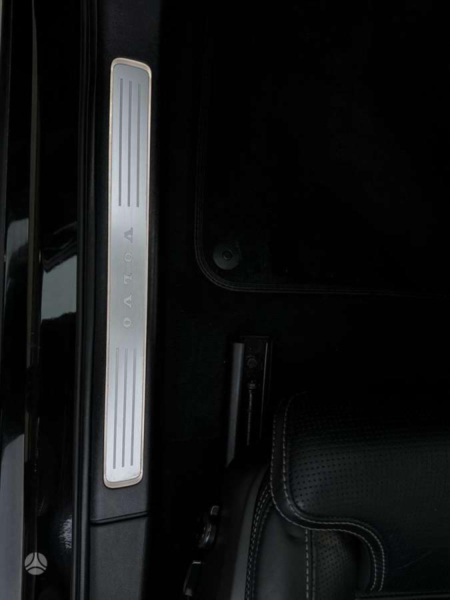 Black Volvo V90 2018 in Klaipeda, with an engine capacity of 2.00 L and mileage of 200 thousand km for 15500 €, photo 38 on AUTOMOTO.COM.LV