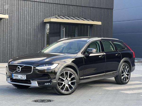 Black Volvo V90 2018 in Siauliai, with an engine capacity of 1.97 L and mileage of 102 thousand km for 24990 €, photo 3 on AUTOMOTO.COM.LV