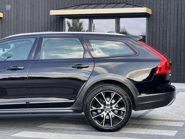 Black Volvo V90 2018 in Siauliai, with an engine capacity of 1.97 L and mileage of 102 thousand km for 24990 €, photo 6 on AUTOMOTO.COM.LV