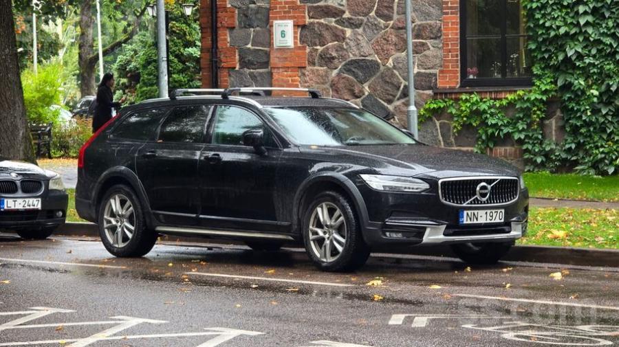 Melns Volvo V90 2018 Rīga, ar dzinēja tilpumu 2.00 L un nobraukumu 332 tūkst. km par 16661 €, foto 4 vietnē AUTOMOTO.COM.LV