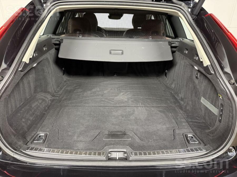 Melns Volvo V90 2018 Jūrmala, ar dzinēja tilpumu 2.00 L un nobraukumu 263 tūkst. km par 19750 €, foto 31 vietnē AUTOMOTO.COM.LV