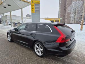 Black Volvo V90 2019 in Panevezys, with an engine capacity of 1.97 L and mileage of 533 thousand km for 10900 €, photo 3 on AUTOMOTO.COM.LV