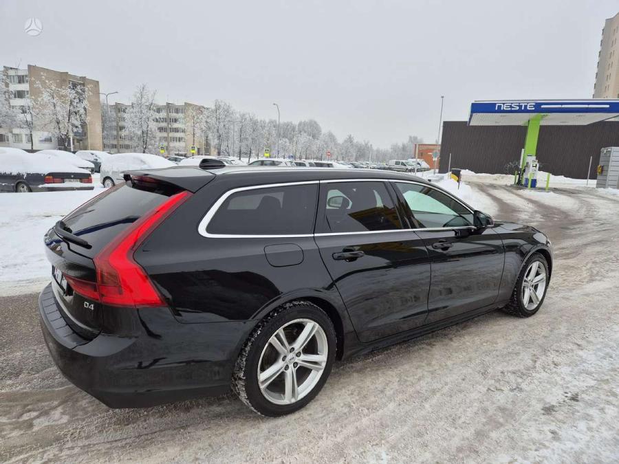 Black Volvo V90 2019 in Panevezys, with an engine capacity of 1.97 L and mileage of 533 thousand km for 10900 €, photo 5 on AUTOMOTO.COM.LV