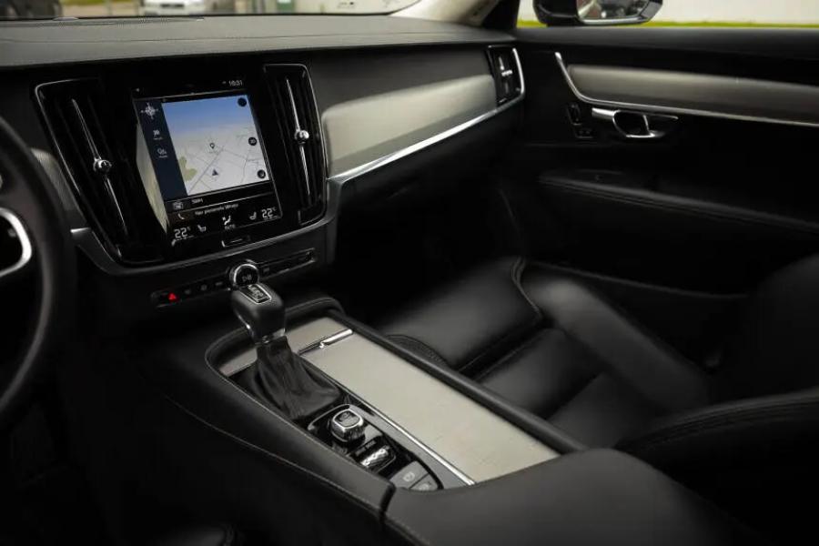 Melns Volvo V90 2019 Jelgava, ar dzinēja tilpumu 2.00 L un nobraukumu 198 tūkst. km par 19850 €, foto 15 vietnē AUTOMOTO.COM.LV
