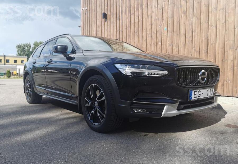 Black Volvo V90 2019 in Riga, with an engine capacity of 2.00 L and mileage of 147 thousand km for 22500 €, photo 4 on AUTOMOTO.COM.LV