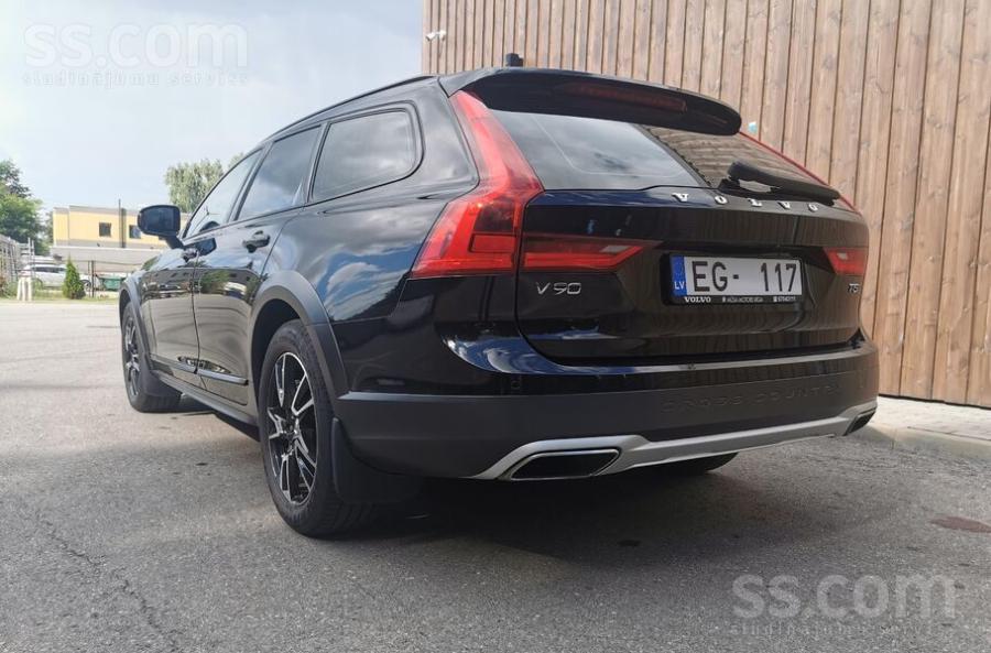 Black Volvo V90 2019 in Riga, with an engine capacity of 2.00 L and mileage of 147 thousand km for 22500 €, photo 5 on AUTOMOTO.COM.LV