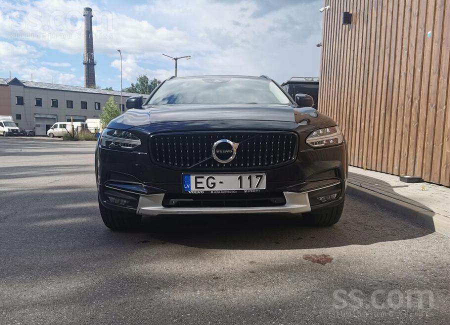 Black Volvo V90 2019 in Riga, with an engine capacity of 2.00 L and mileage of 147 thousand km for 22500 €, photo 6 on AUTOMOTO.COM.LV